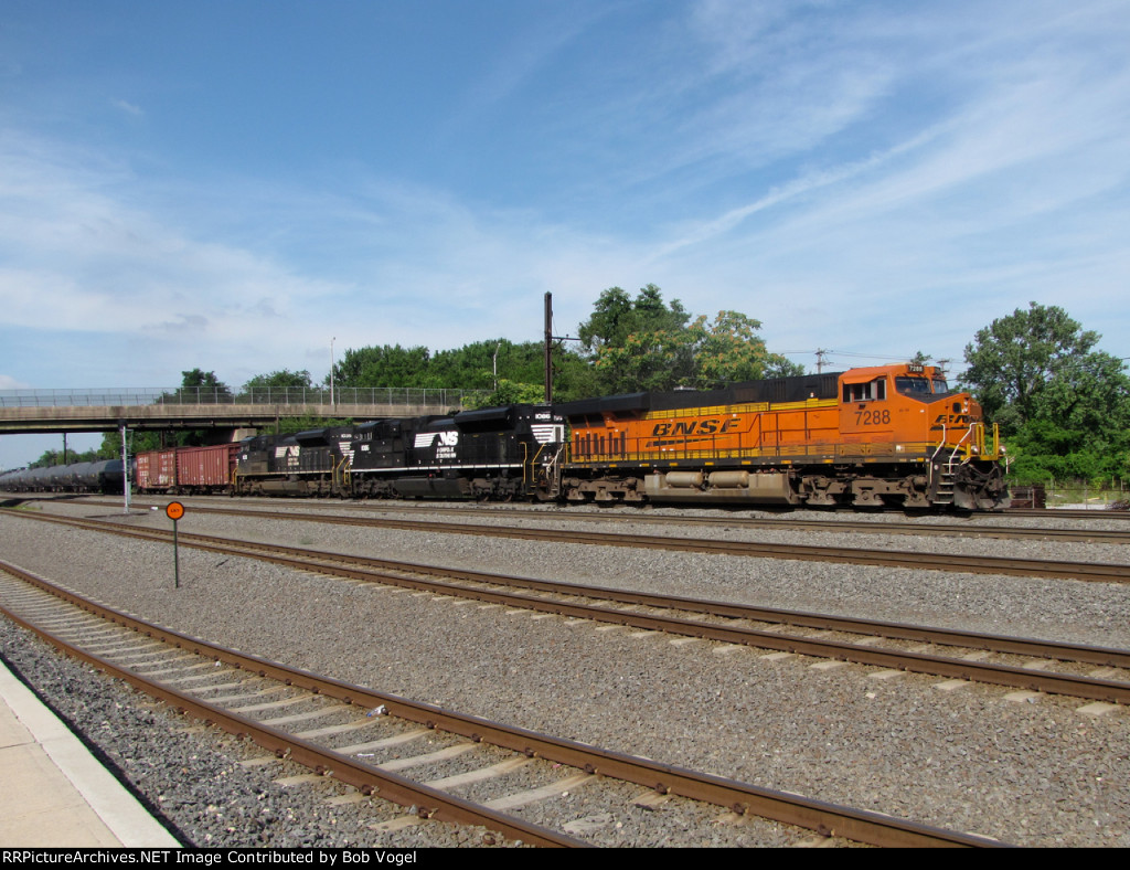 BNSF 7288, NS 1086 and 1035